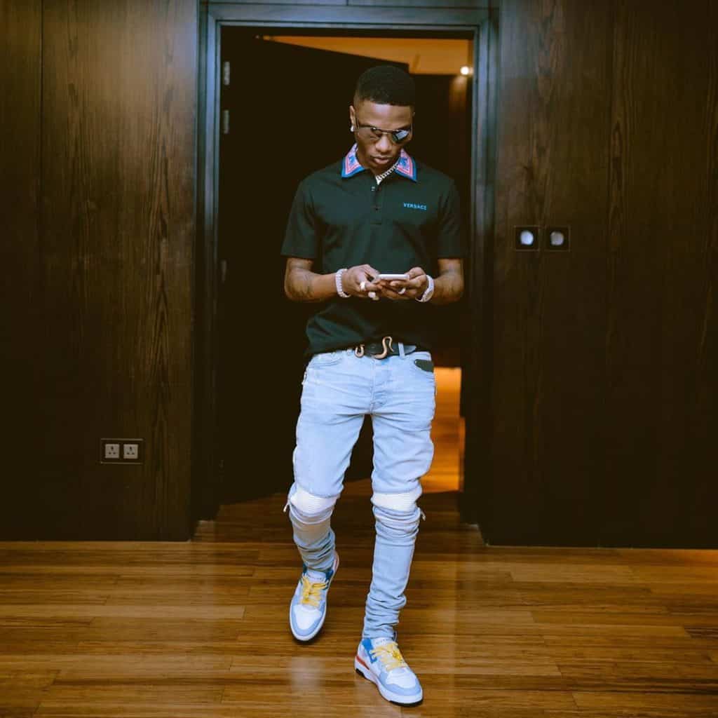 Wizkid falls on stage after an excited fan held on to his legs (Video)