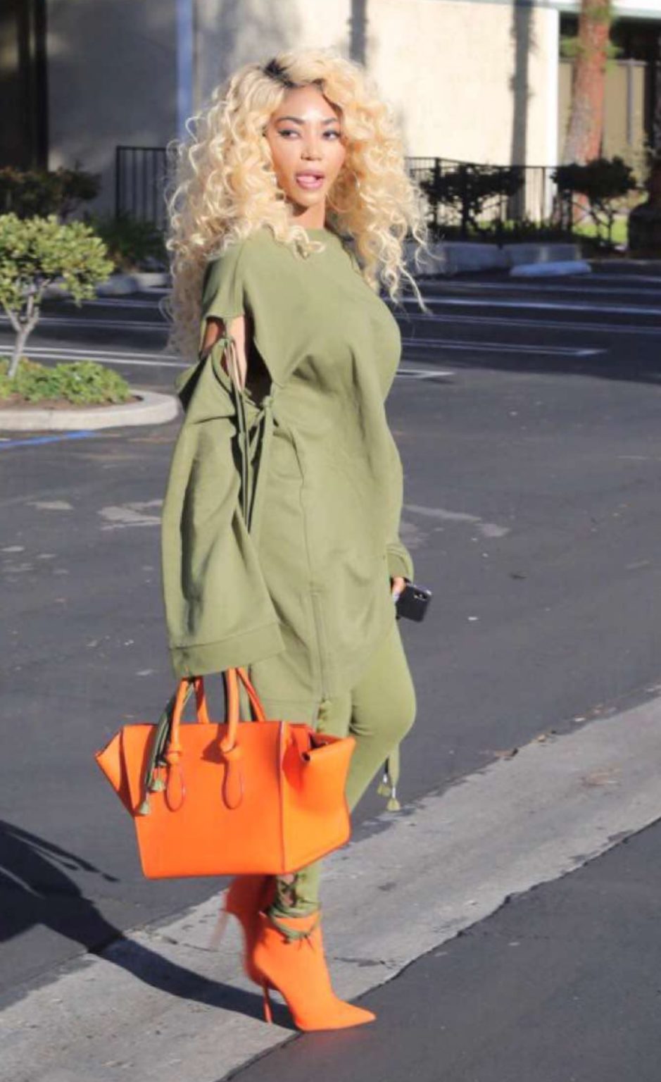 "I will be sending you a care package" - Singer, Dencia shades Linda ...