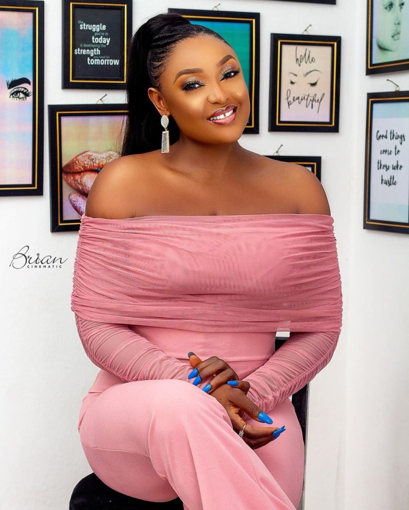 "If you see any guy you like please toast him" - Actress, Lizzy Gold ...