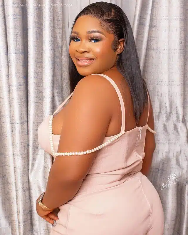 "I'll pepper you guys" – Olaide Oyedeji says as she flaunts her newly acquired behind (Video)