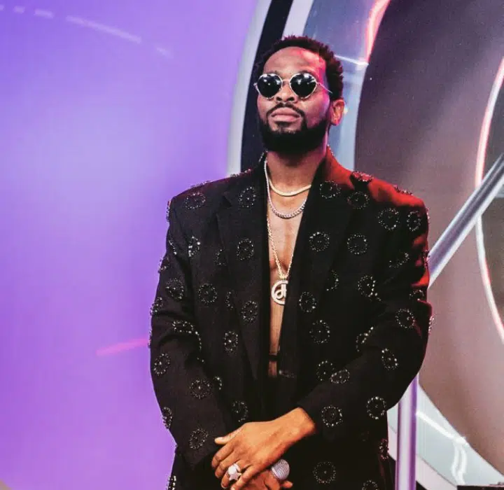 Moment a female fan attempted to caress Dbanj's private area on stage ...