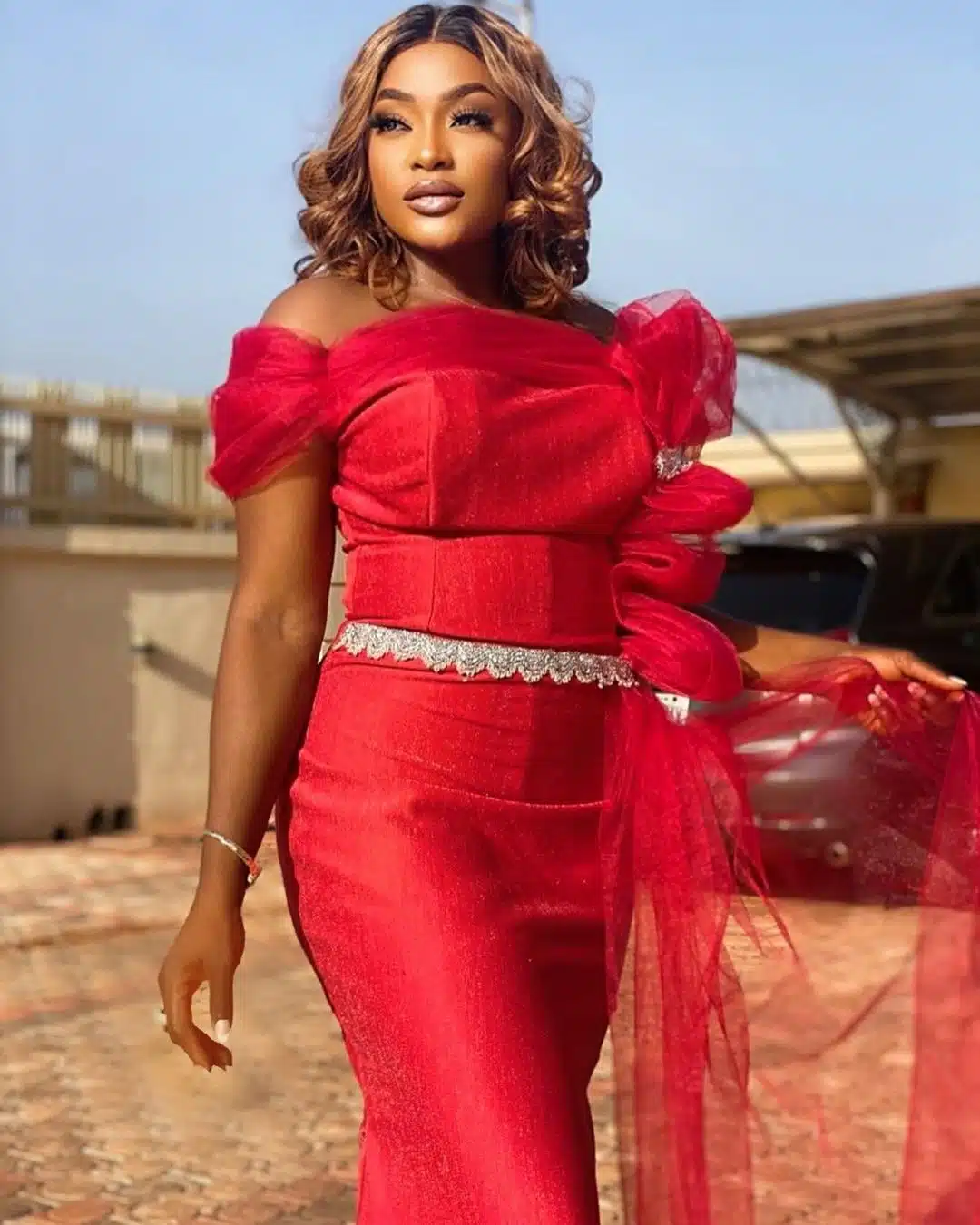 Lizzy Gold responds to claims that she is a chronic smoker