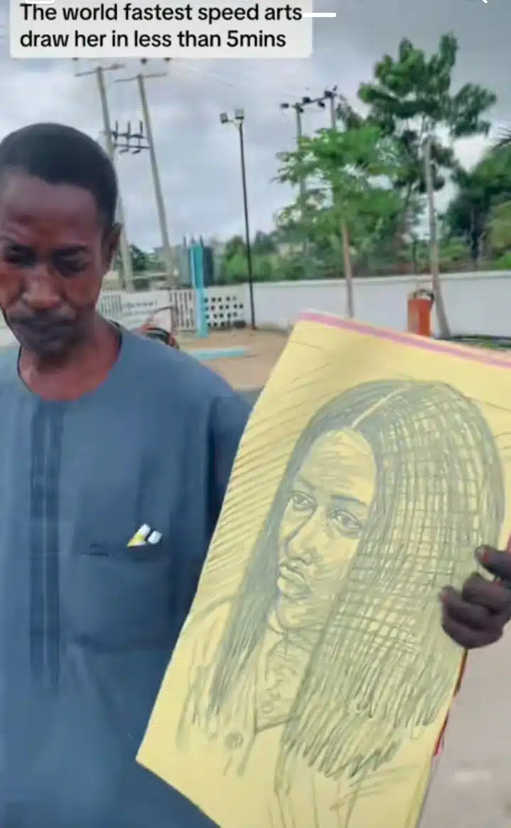 Amazing moment artist draws lady in less than 5 mins [Video]
