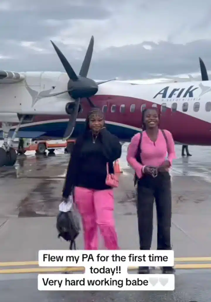 Lady flies her PA on plane for the first time, her reaction trends [Video]
