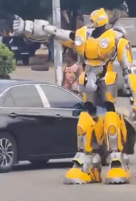 Robot spotted controlling traffic on Nigerian road, it stuns many