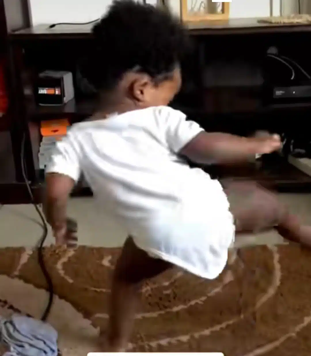 Little girl shakes her body, twerks to Tyla's song, Water
