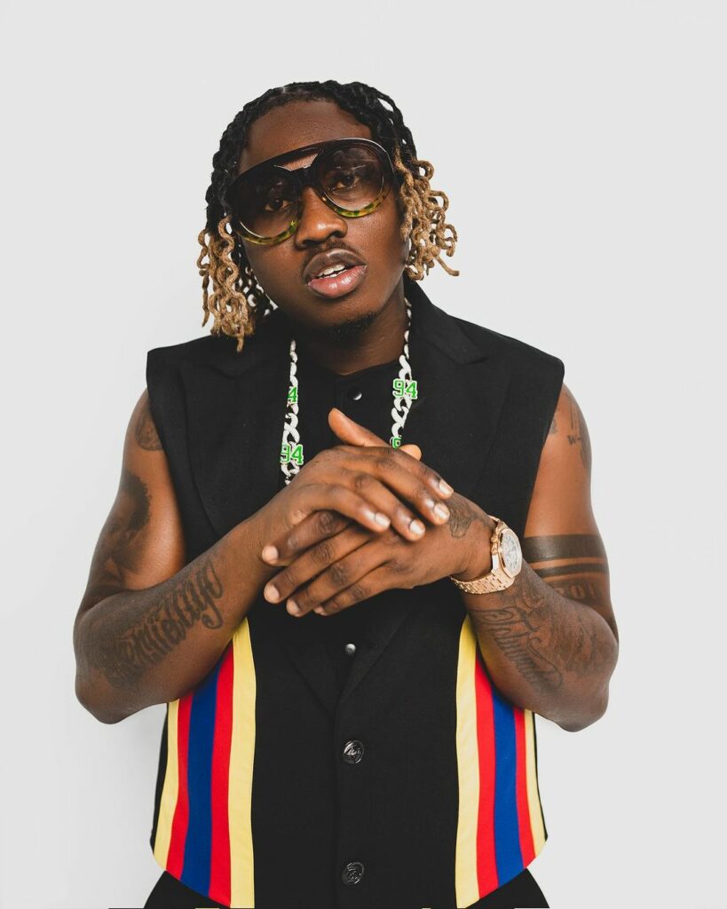 Moment okada, taxi drivers mob Zlatan Ibile while sharing money at filling station