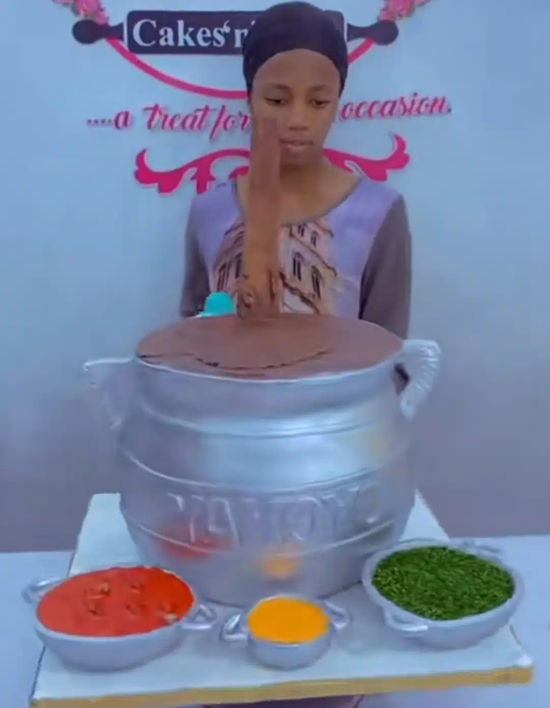 Baker shows off beautiful cake resembling traditional cooking pot