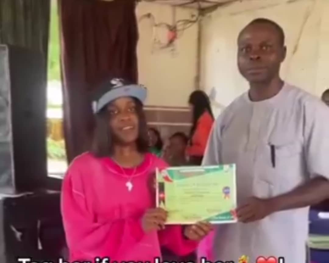 Lecturer orders student to dance before receiving certificate