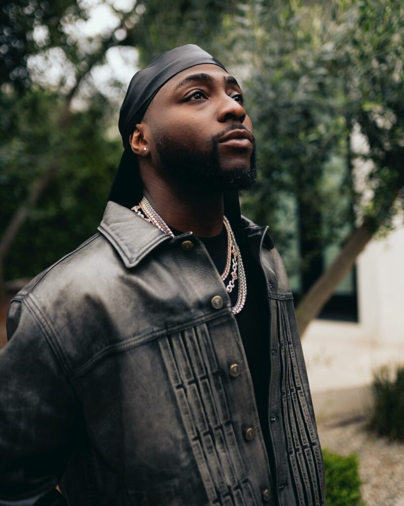 Davido’s lookalike causes commotion in the market as traders gather to ...