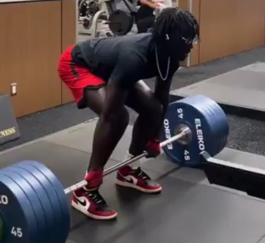 Man collapses at gym while lifting 500-pound weight