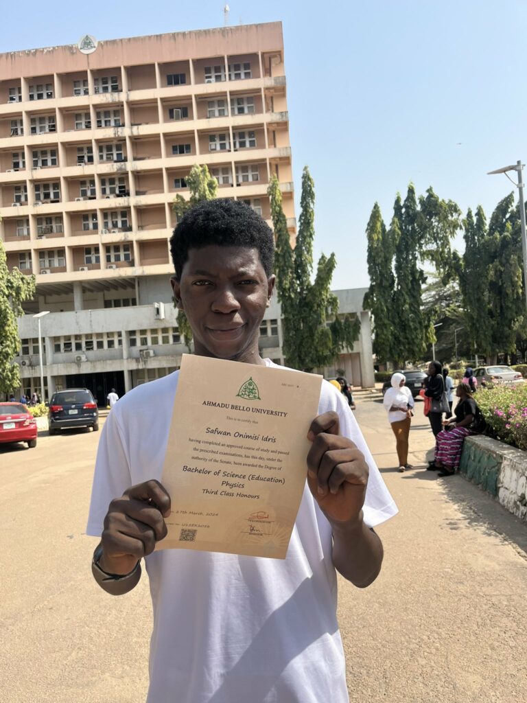 "I receive my....."- Man graduates with Third- class degree in Physics ...